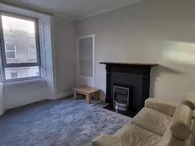 Nice 1 BA 1 bedroom flat for rent in Prince Regent Street, Lei.