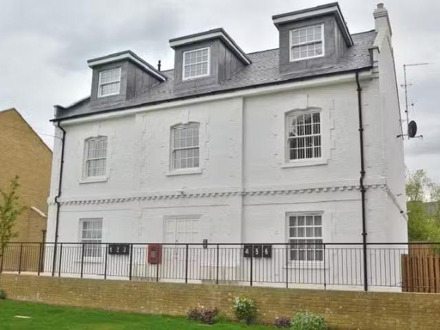 Nice 1 BA 1 bedroom flat for rent in Regent Court, Swan & Pike.