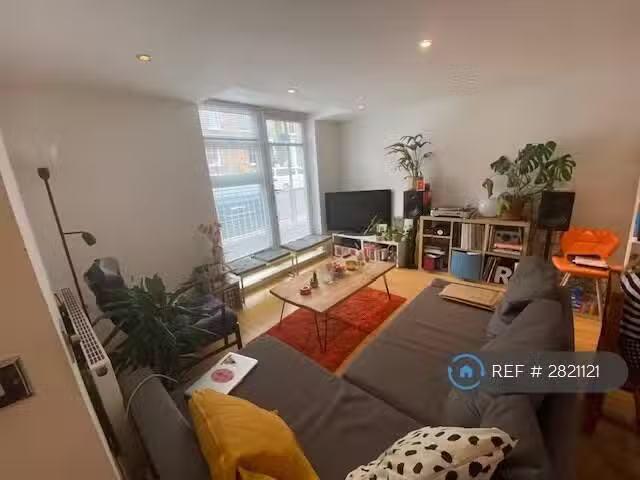 Cozy 1 BA 1 bedroom flat for rent in Sandringham Road, London.