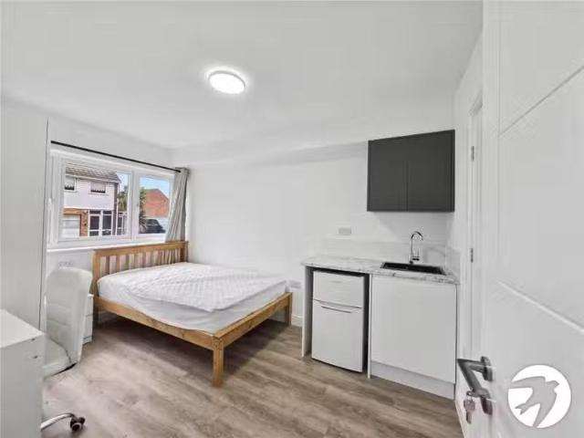 Unique 1 BA 1 bedroom house for rent in Waid Close, Dartford.