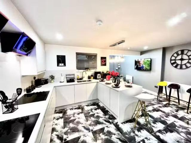 Charming 1 BA 1 bedroom house share for rent in Kensington, Ke.