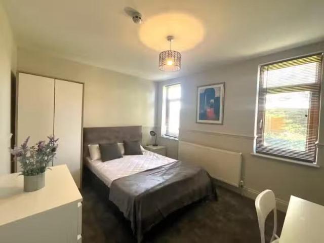 Cheap 1 BA 1 bedroom house share for rent in Room 2, 157 Becke.