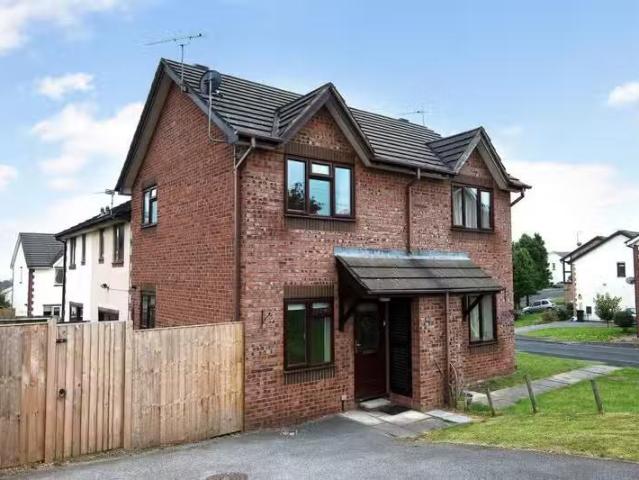 Nice 1 BA 1 bedroom semi detached house for rent in Brushwood.