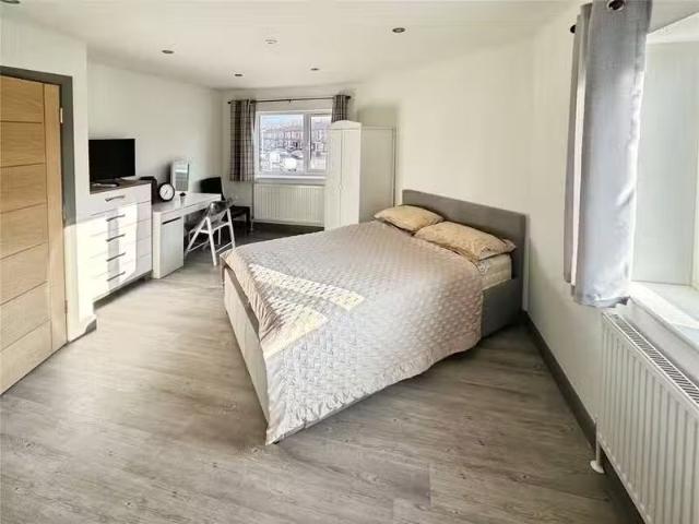 Just in! 1 BA 1 bedroom Room to rent, Chandos Grove, Salford.