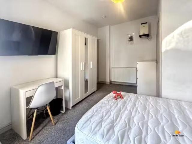 Unique 1 BA 1 bedroom terraced house for rent in Roberts Road.
