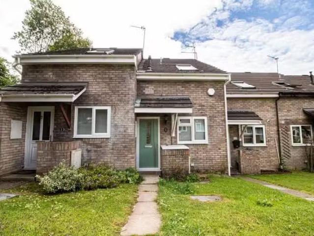 Cheap 1 BA 1 bedroom terraced house for rent in Woodland Cresc.