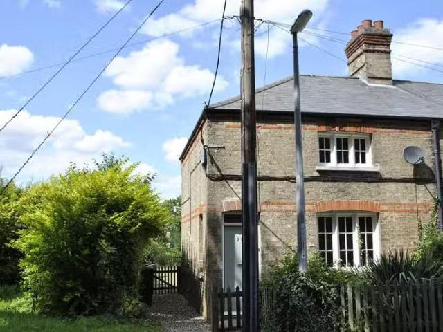 For Rent! 1 BA 2 bedroom cottage for rent in New Street, Chipp.