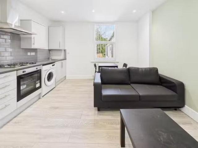 Nice 1 BA 2 bedroom apartment for rent in Norfolk Street, City.
