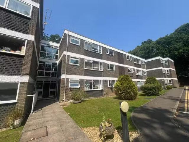 Cozy 1 BA 2 bedroom apartment for rent in Branksome Wood Road.