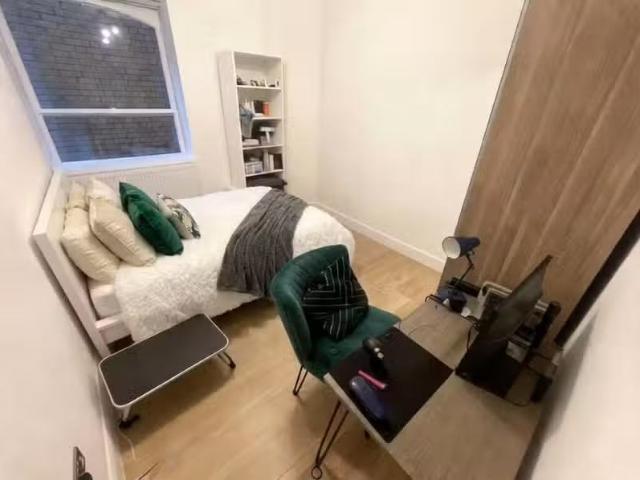 For Rent! 1 BA 2 bedroom apartment for rent in Carlton Chamber.