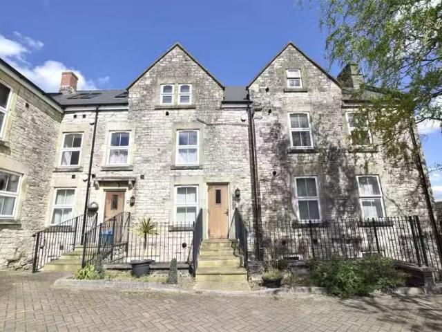 Charming 1 BA 2 bedroom apartment for rent in High Street, Pau.