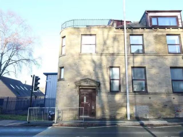 Cozy 1 BA 2 bedroom apartment for rent in Leeds Road, Shipley.