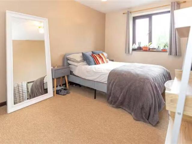 Deal! 1 BA 2 bedroom apartment for rent in Pinefield, Eastfiel.