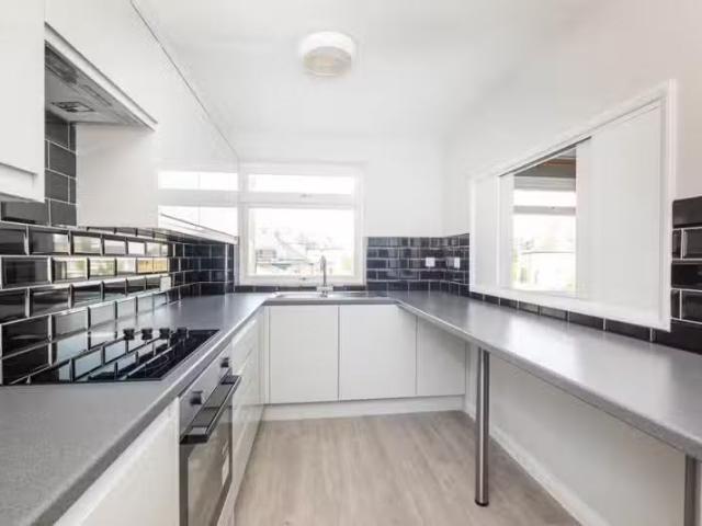Charming 1 BA 2 bedroom apartment for rent in Queens Road King.