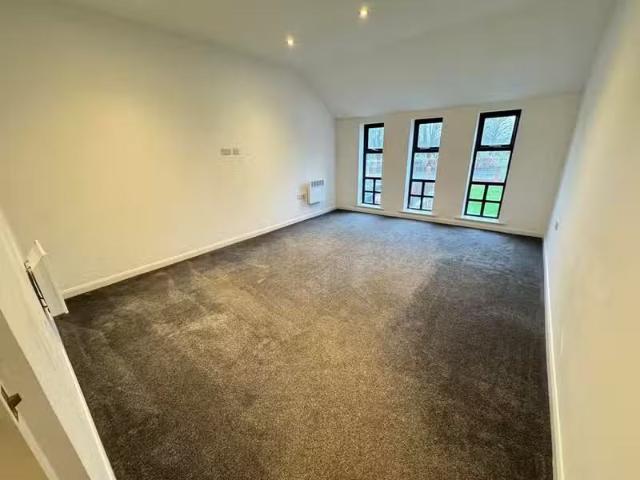 Just in! 1 BA 2 bedroom apartment for rent in Reginald Road So.