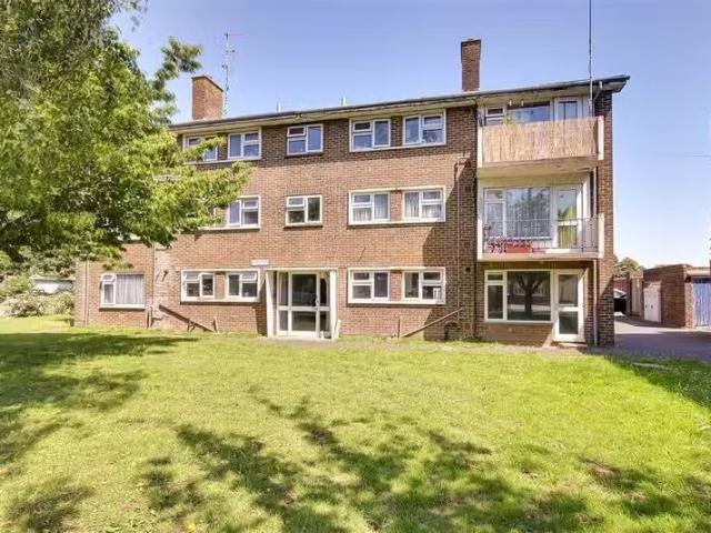Cheap 1 BA 2 bedroom apartment for rent in Sompting Road, Lanc.