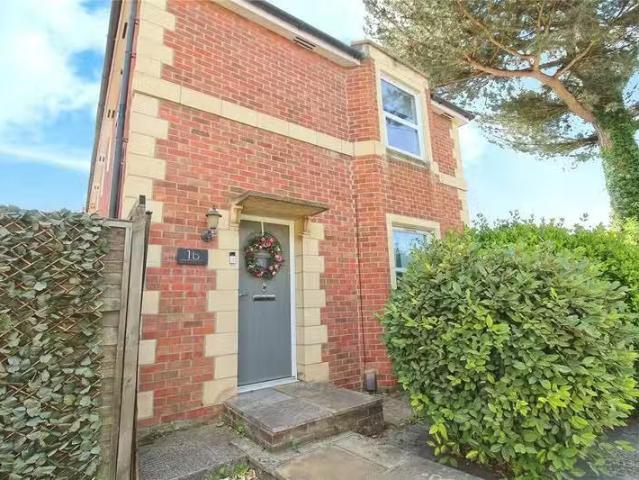 Charming 1 BA 2 bedroom apartment for rent in Westbourne Garde.