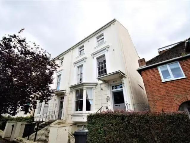 Charming 1 BA 2 bedroom apartment for rent in 9, Trinity House.