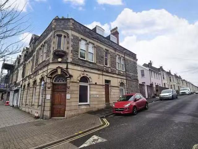 Charming 1 BA 2 bedroom ground floor flat for rent in Church R.