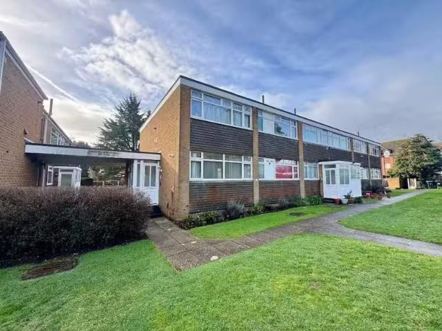 Rental! 1 BA 2 bedroom ground floor flat for rent in Barrack R.