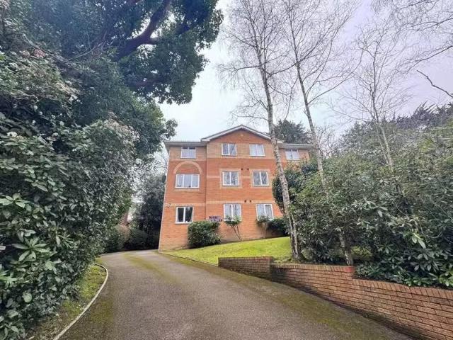 Just in! 1 BA 2 bedroom ground floor flat for rent in Surrey R.