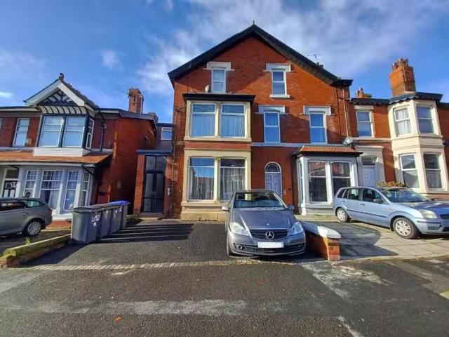 Nice 1 BA 2 bedroom ground floor flat for rent in Raikes Parad.