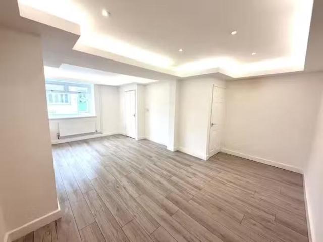 Deal! 1 BA 2 bedroom end of terrace house for rent in Daniel S.