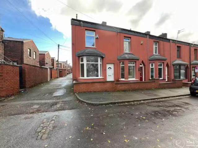 Charming 1 BA 2 bedroom end of terrace house for rent in Hawks.