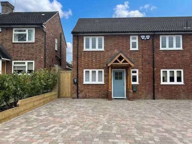 New 1 BA 2 bedroom end of terrace house for rent in Maxwell Ro.