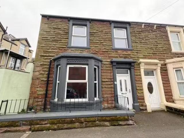 Nice 1 BA 2 bedroom end of terrace house for rent in Warwick P.