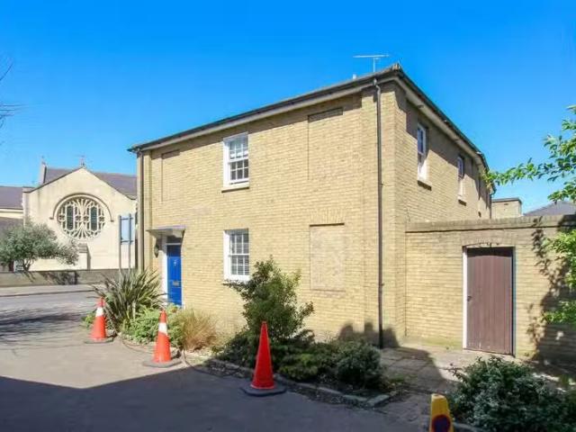 Just in! 1 BA 2 bedroom end of terrace house for rent in Willo.