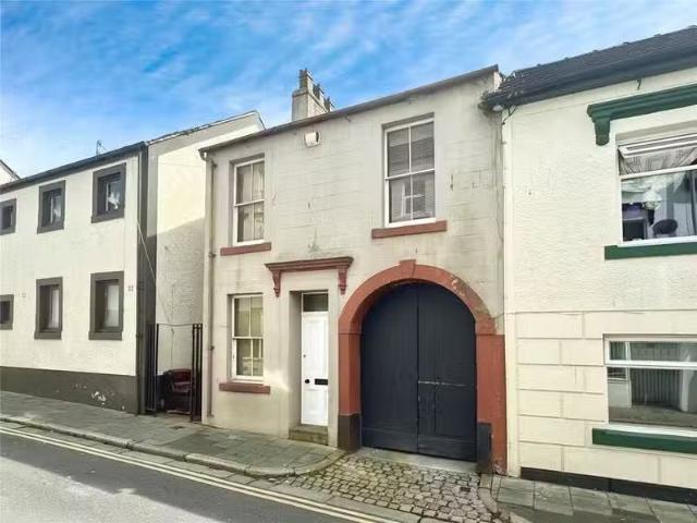 Cheap 1 BA 2 bedroom End Terrace House to rent, Queen Street.