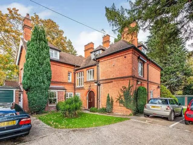 Cheap 1 BA 2 bedroom Flat to rent, Middle Hill, Egham, TW20 £.