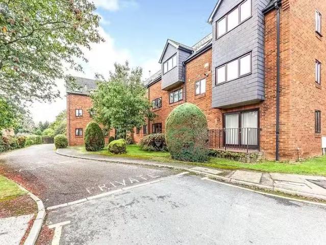 Just in! 1 BA 2 bedroom Flat to rent, Park Close, Wratten Road.