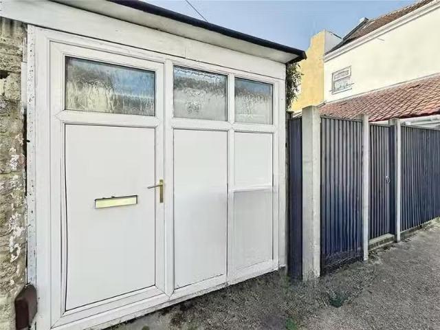 Cozy 1 BA 2 bedroom Flat to rent, Somers Road, Southsea, PO5.