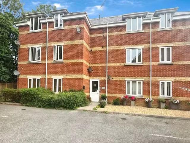 For Rent! 1 BA 2 bedroom Flat to rent, Trafalgar Street, Gilli.