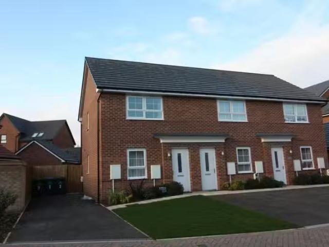 Cozy 1 BA 2 bedroom flat for rent in 5 Robin Close, CV4 8NJ, CV4