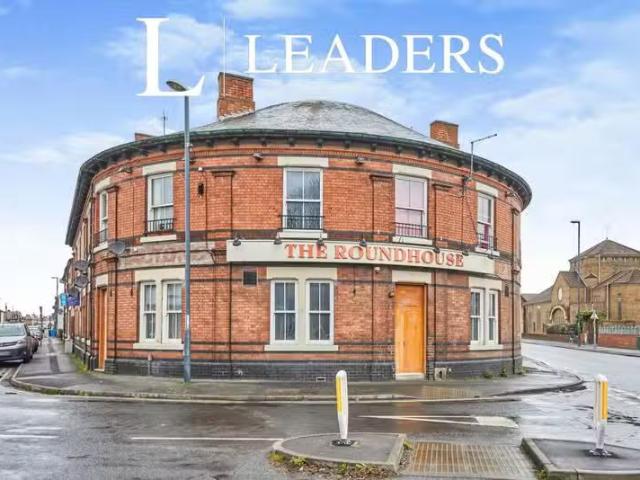 Cozy 1 BA 2 bedroom flat for rent in The Roundhouse, London Ro.