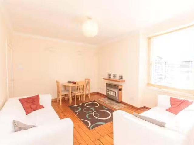 Cheap 1 BA 2 bedroom flat for rent in Tolbooth Wynd, Edinburgh.