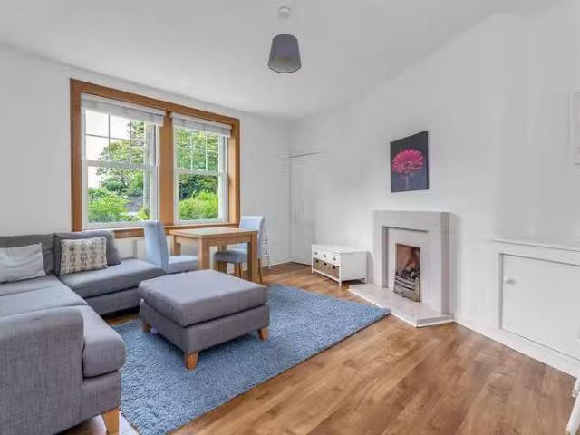 Cozy 1 BA 2 bedroom flat for rent in Warriston Road, Edinburgh.