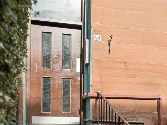 Charming 1 BA 2 bedroom flat for rent in White Street, Partick.
