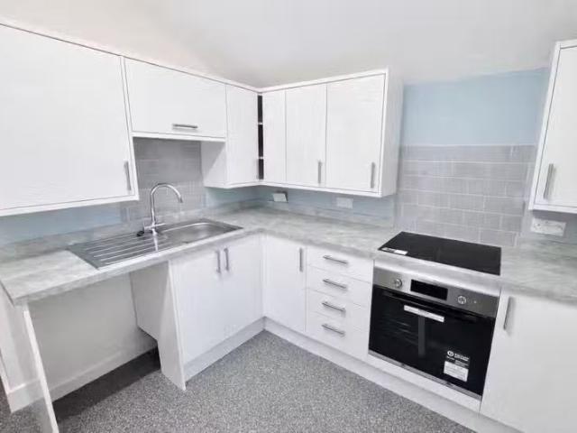 Cozy 1 BA 2 bedroom flat for rent in Belmore Road, Eastbourne.
