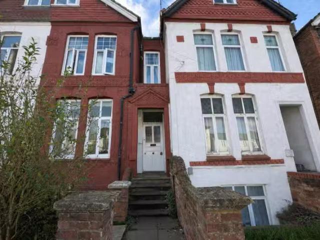 Charming 1 BA 2 bedroom flat for rent in Bicester Road, AYLESB.