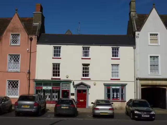 Cheap 1 BA 2 bedroom flat for rent in Broad Street, Chipping S.
