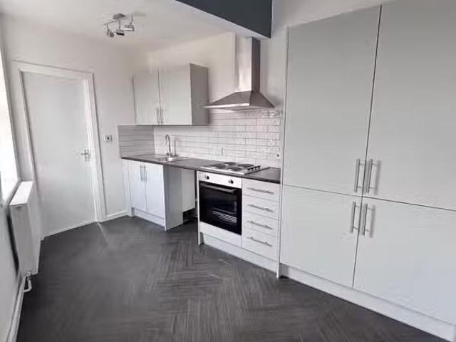 Cheap 1 BA 2 bedroom flat for rent in Cadogan Street, Liverpoo.