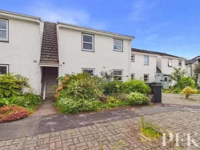 Charming 1 BA 2 bedroom flat for rent in Castlehead Close, Kes.