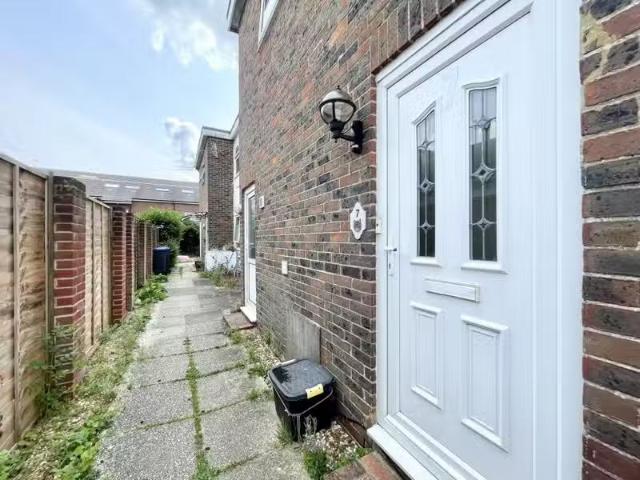 Deal! 1 BA 2 bedroom flat for rent in Cecil Road, LANCING, BN15