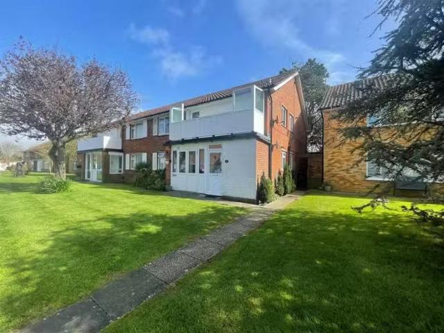 For Rent! 1 BA 2 bedroom flat for rent in Chatsmore Crescent.