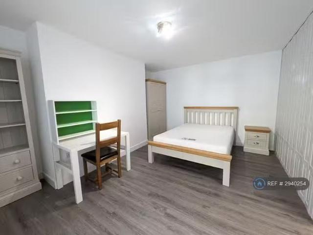 New 1 BA 2 bedroom flat for rent in Chesterfield Buildings, Br.