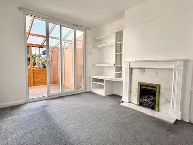 Deal! 1 BA 2 bedroom flat for rent in Chigwell IG6